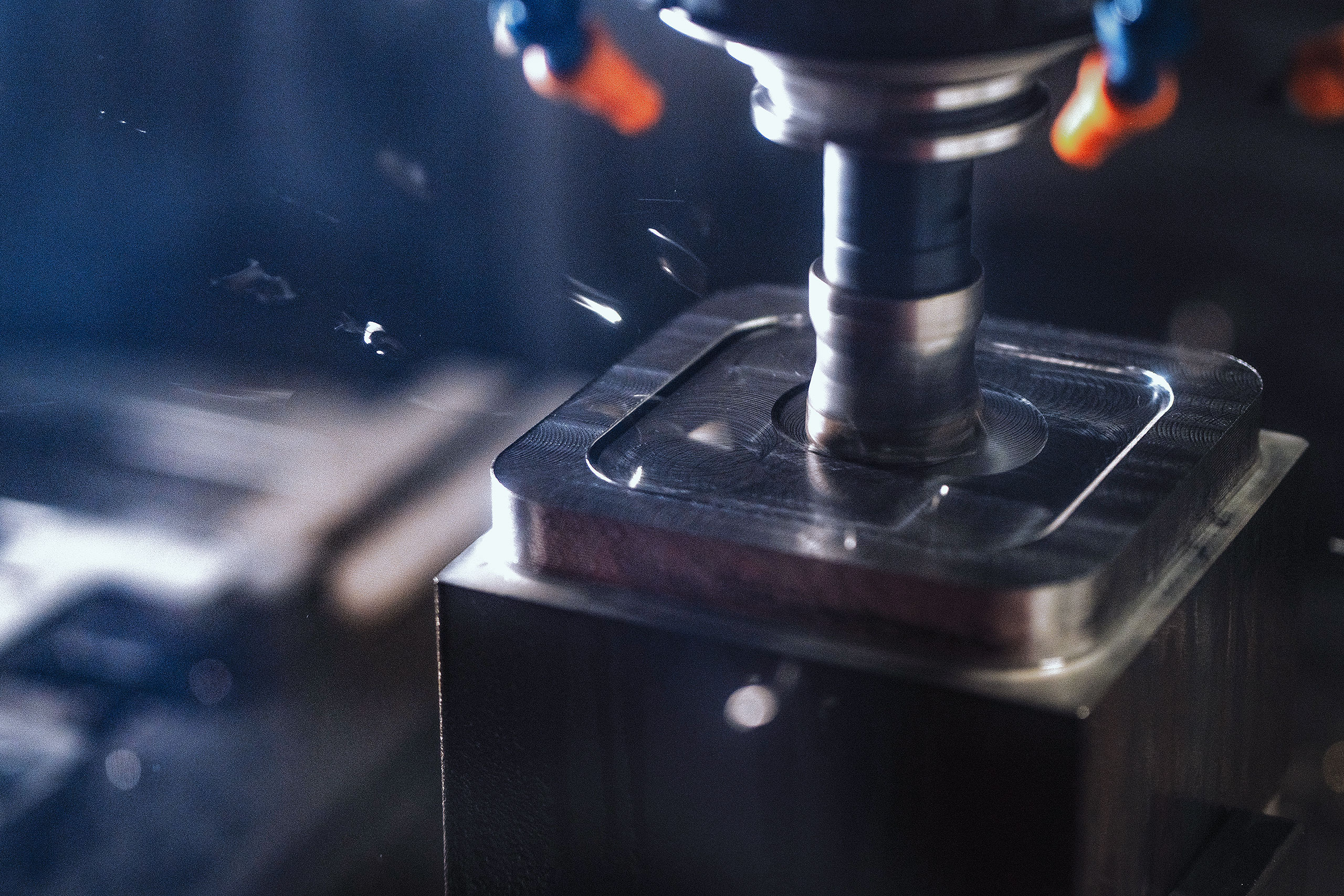 5-Achs-CNC-Bearbeitung für komplexe Bauteile - Rayonic ...